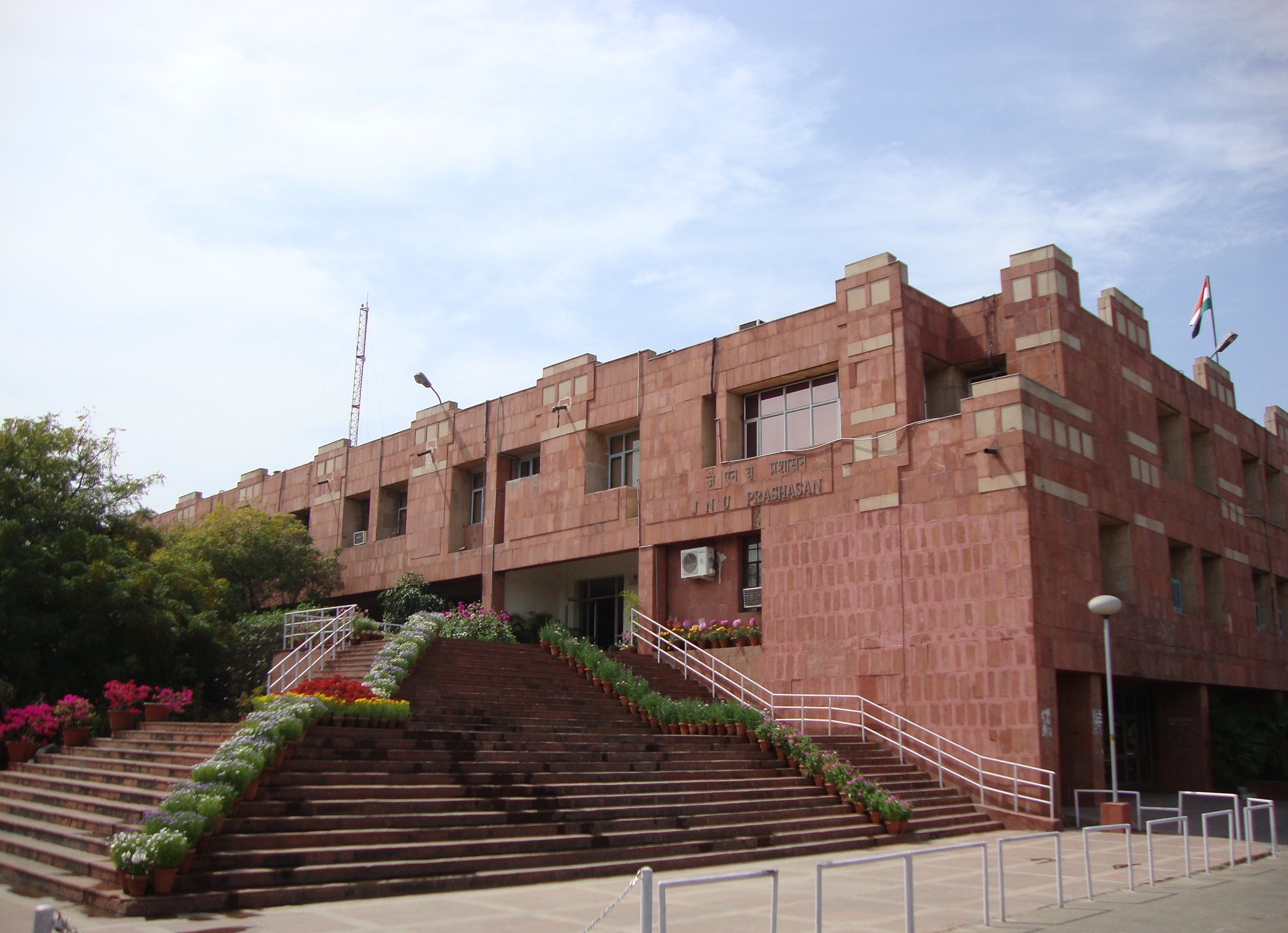 JNU: SSS Dean Confines Students in Classroom | NewsClick