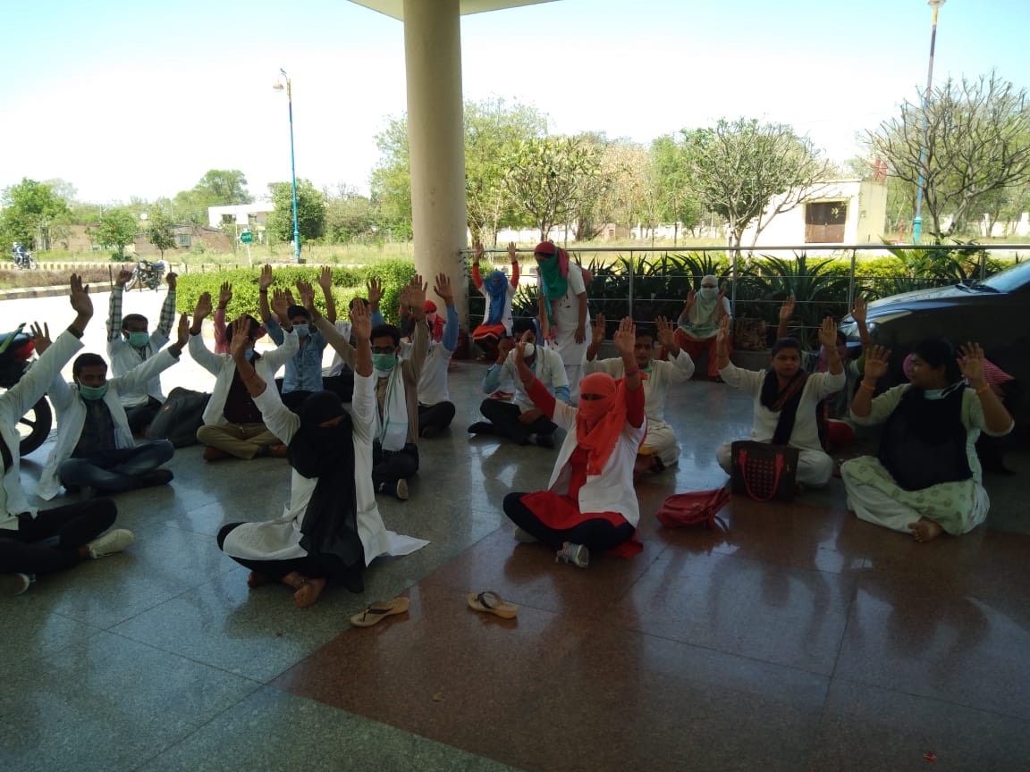 Nurses at Banda Medical College Protest Against Salary Deduction ...