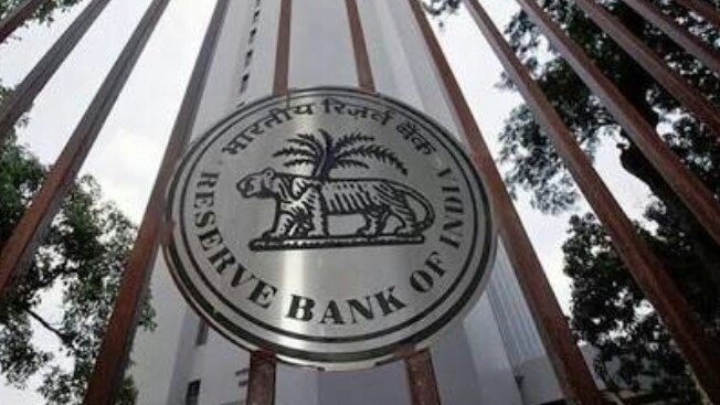 RBI Holds Interest Rate Steady at Record Low of 4% | NewsClick