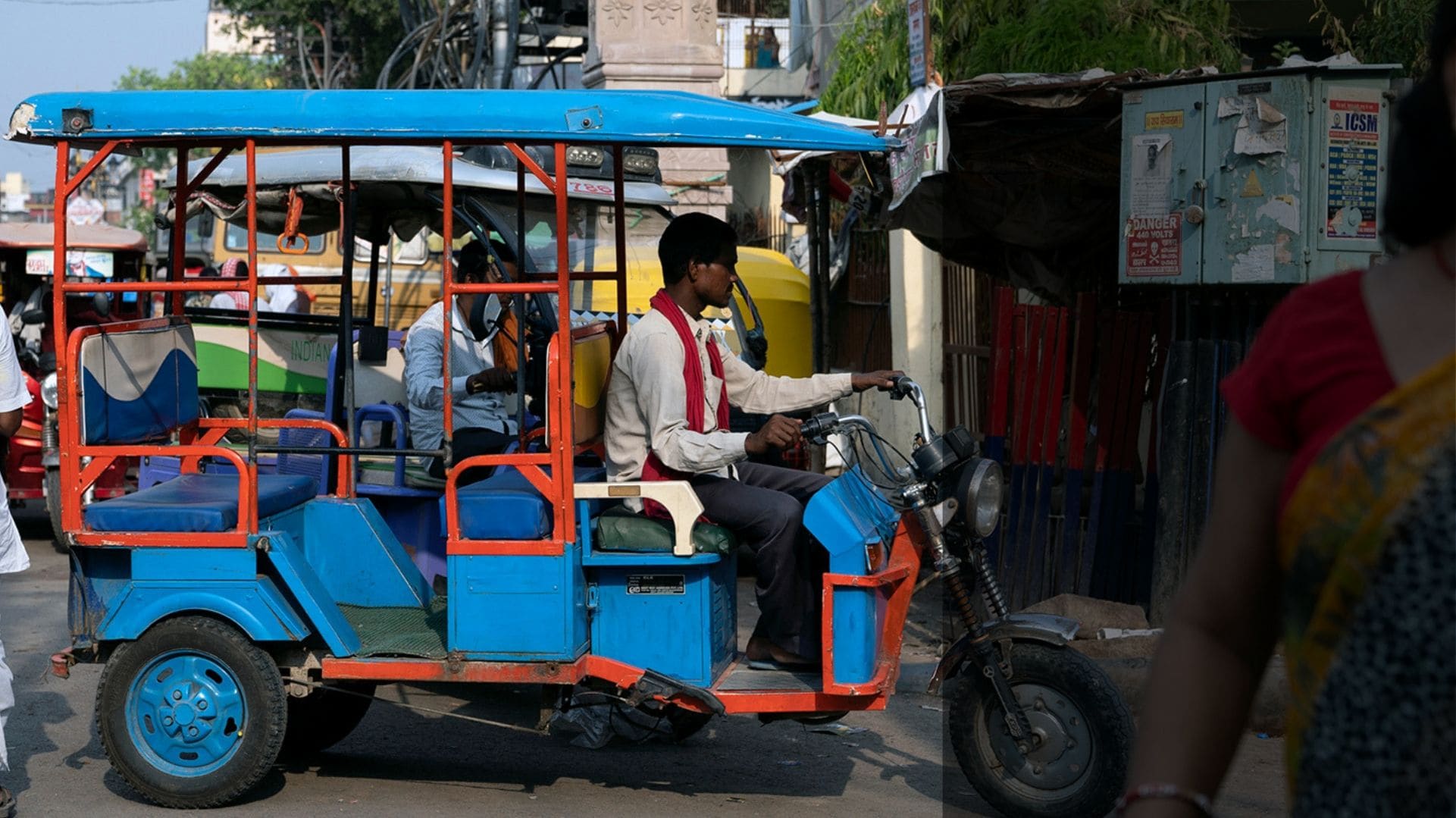 Livelihood of 3 Lakh E-Rickshaw Drivers in Lucknow at Stake After ban ...