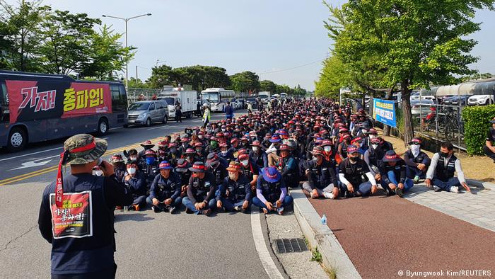 Thousands Of South Korean Truckers Broaden Strike Action Newsclick