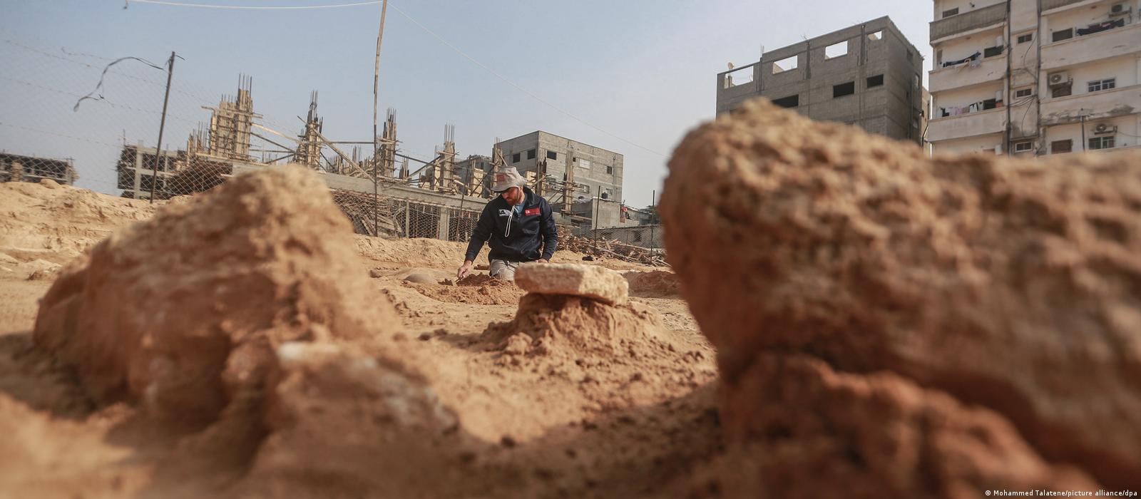 'Complete' Roman-Era Cemetery Discovered in Gaza Strip | NewsClick