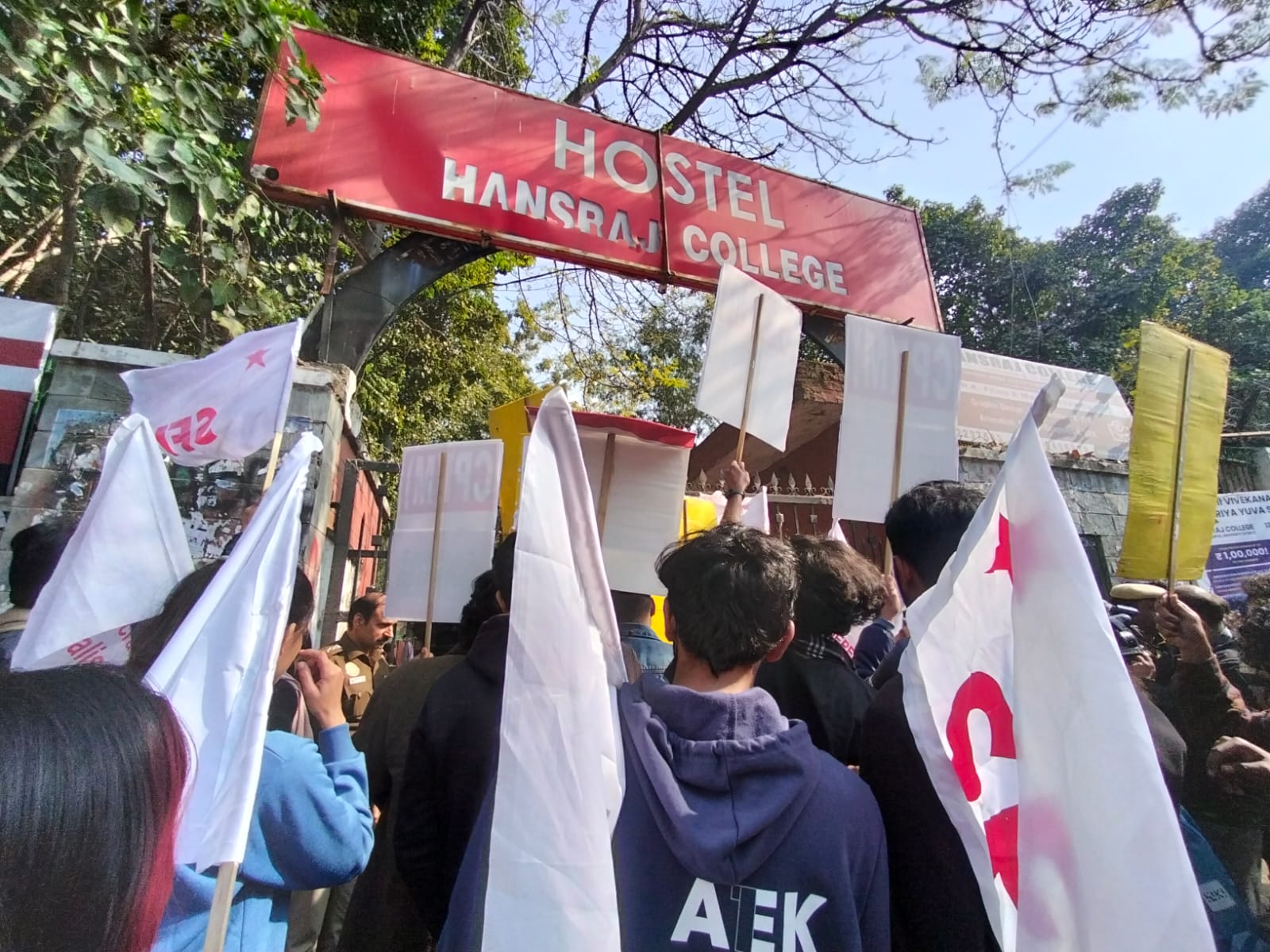 Delhi: Students Detained for Protesting 'Ban' on Non-Veg Food at ...