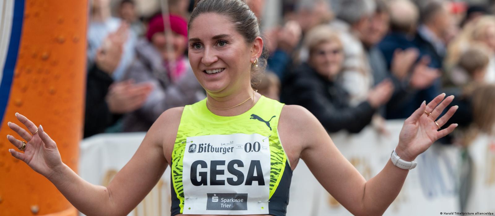Olympian Gesa Krause Runs 5K Race While Five Months Pregnant | NewsClick