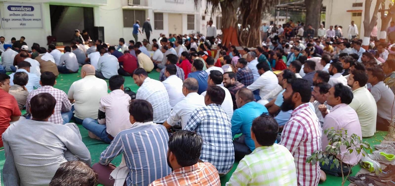 UP: Power Employees, Engineers Up In Arms Again After Govt Failed to ...
