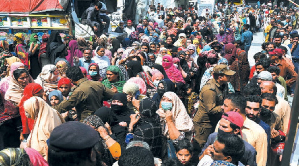 Pakistan’s Food Crisis Continues, 11 Die in Stampedes | NewsClick