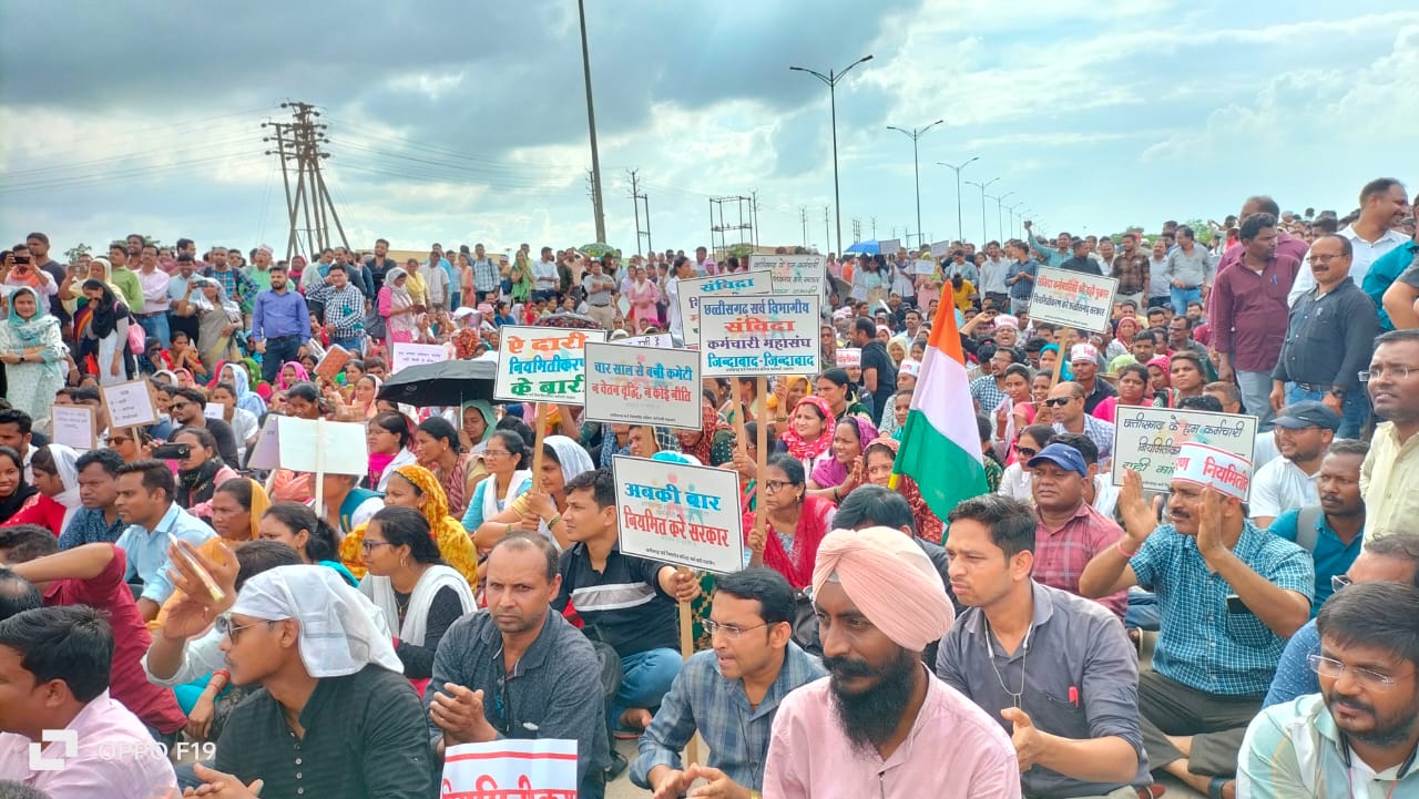 Chhattisgarh: Jal Satyagraha by Contract Workers Against ESMA, to ... Chhattisgarh: Jal Satyagraha by Contract Workers Against ESMA, to ...