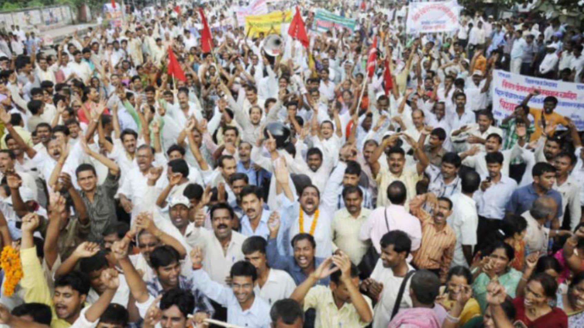 Thousands of Contractual School Teachers and Aspirants Protest in Patna ...