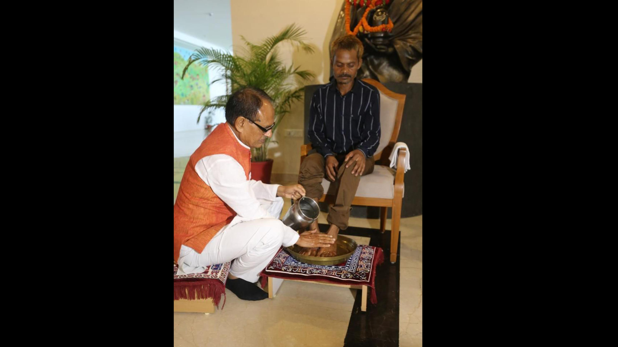 MP: To Pacify Anger, CM Washed Tribal Man's Feet who was Urinated Upon ...