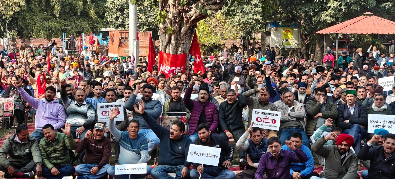 Electricity Workers Hold One-Hour Nationwide Strike on Dec 30 Against Privatisation | NewsClick