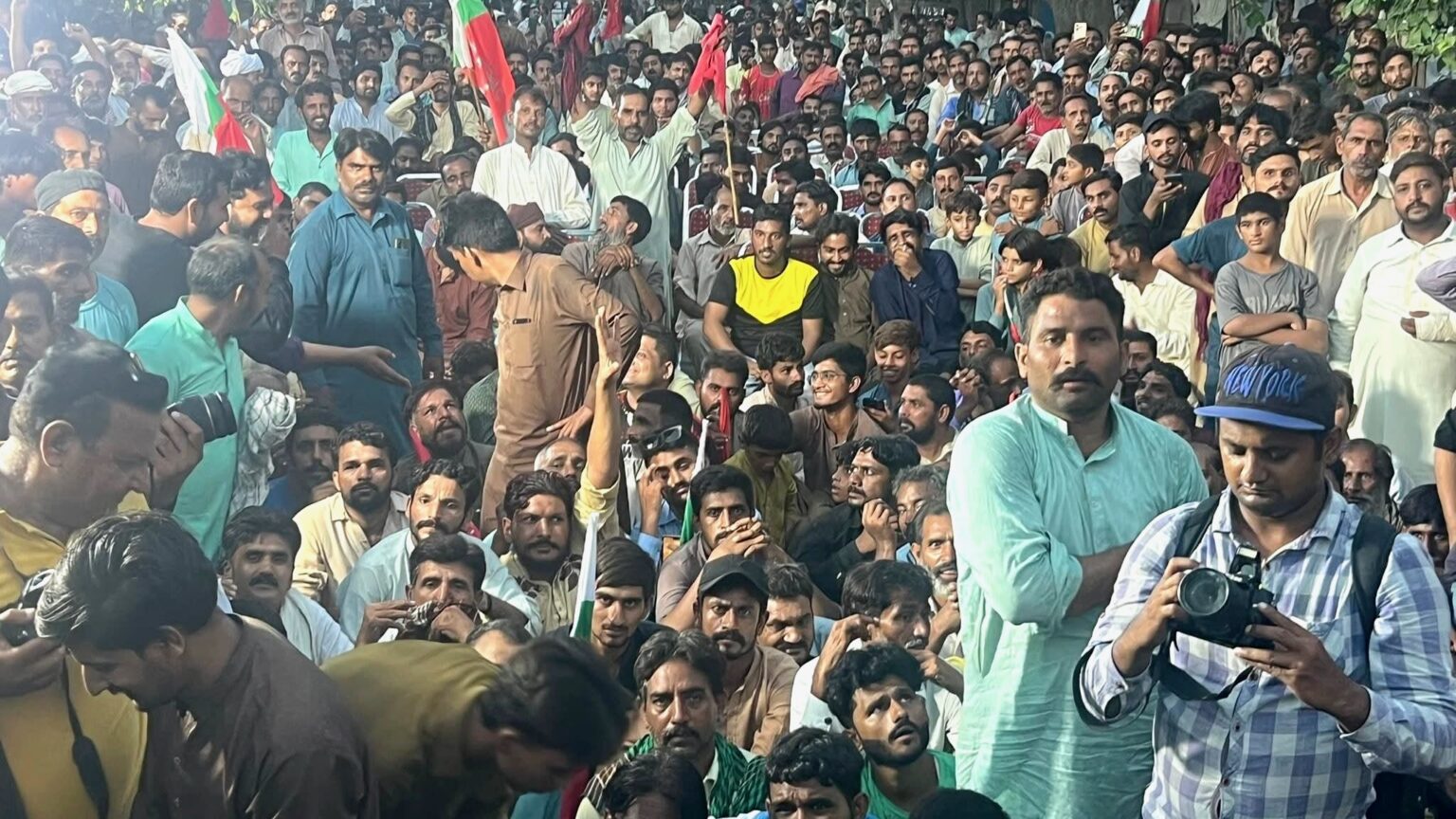 Pakistan: Textile Workers Demand Better Wages, Labour Rights | NewsClick