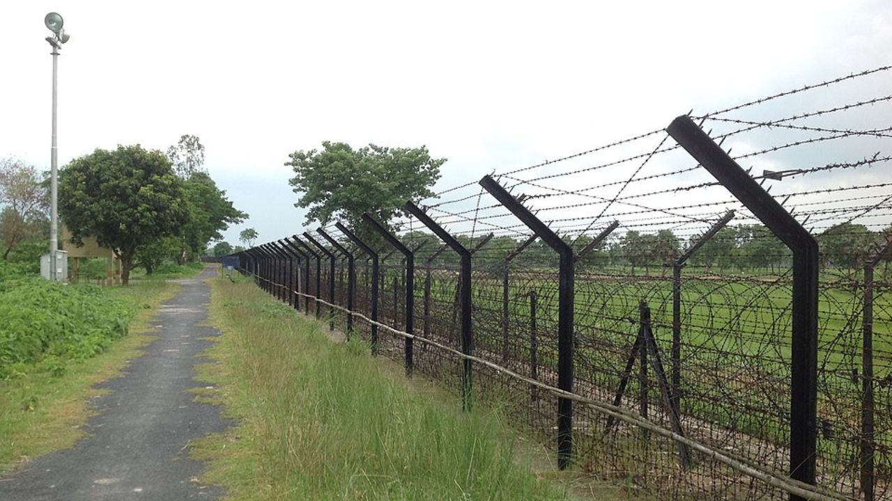Life & Struggle of Border Workers Amid India-Bangladesh Trade Crisis ...