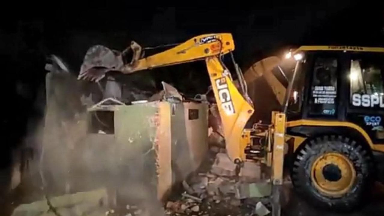 Bengal: Red Flags Stand up Against BJP Bulldozers to Defend Hawkers ...