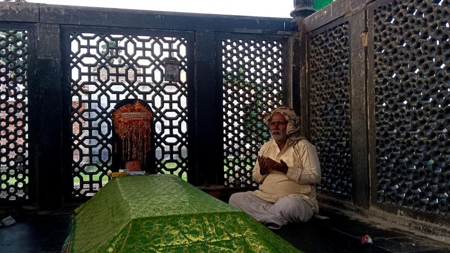 What a Hindu Guardian of a Muslim Tomb Says About Today’s India | NewsClick